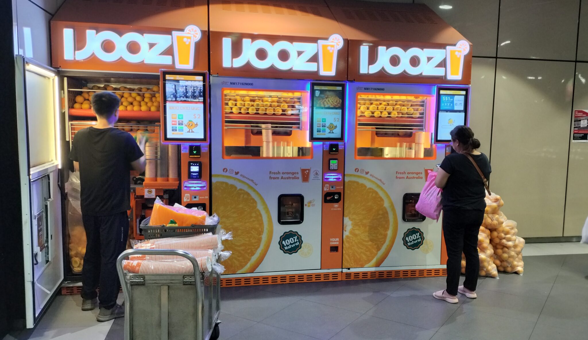 シンガポール発! 生搾りオレンジジュース自販機「IJOOZ」について🍊